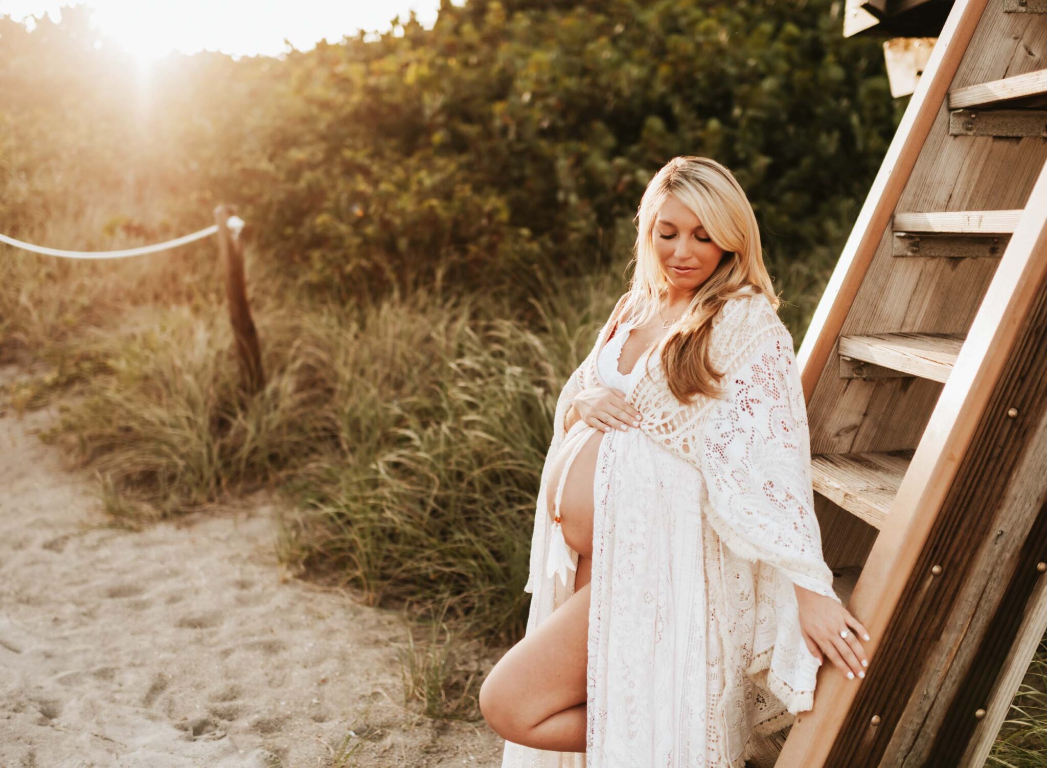 Top 25 Maternity Photoshoot Ideas + Poses (With Prompts)